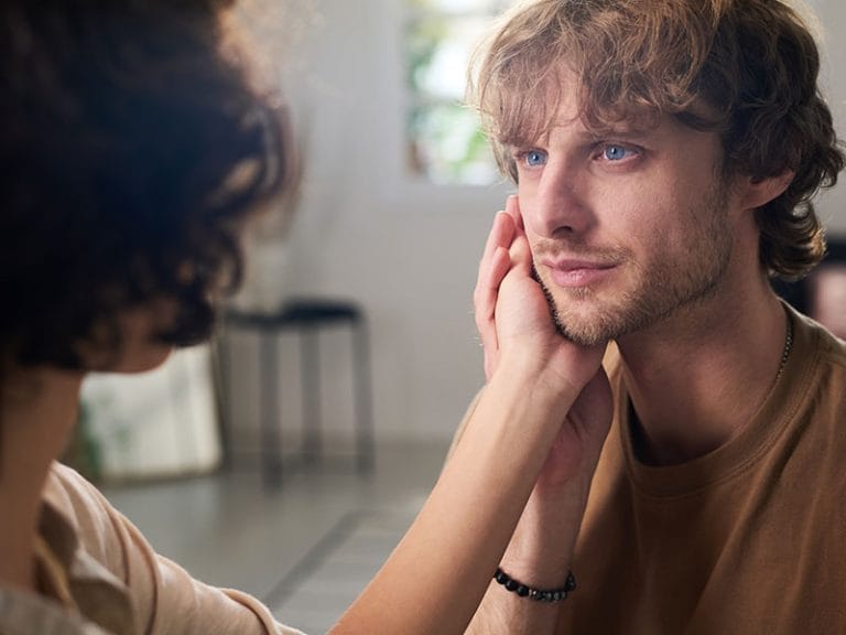 12 Signs of a Needy Man & How to Tell if He’s Desperate