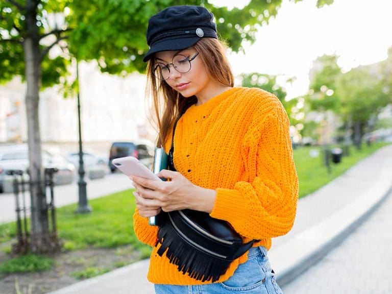 20 Texts to Send a Guy Who is Distant (When He Pulls Away)